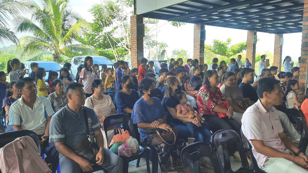 Umat gereja diberi penjelasan tema Hari Komunikasi Sosial Sedunia ke-58 ...