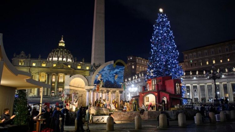 The Christmas tree and nativity scene inaugurated in St Peter’s Square ...